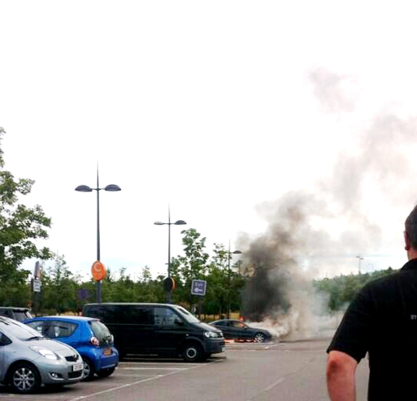 Mercedes mysteriously bursts into flames - Real World News - Neowin