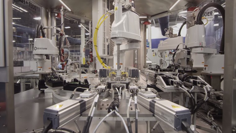 Watch a fleet of robots build the Steam Controller - Neowin