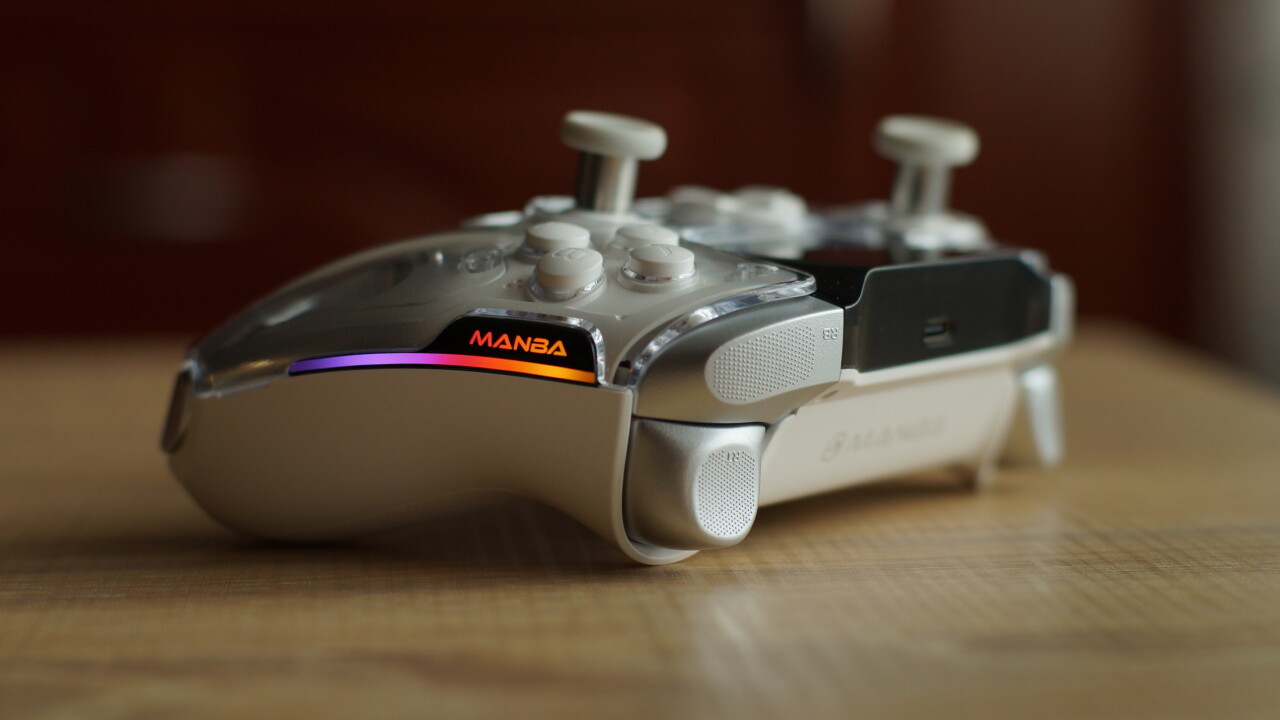 Manba One Review: Hall Effect sticks, built-in display, and overall ...